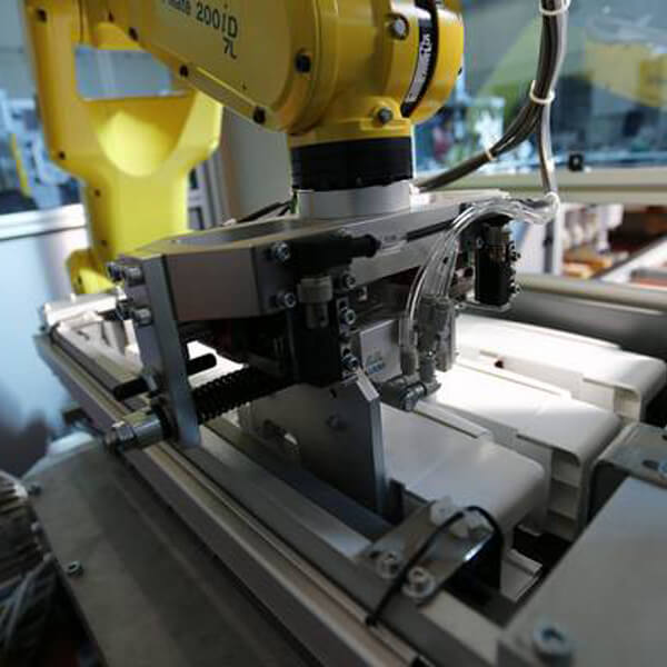 Sistema di asservimento linea contatori con robot antropomorfo - ATS ... Sistema di asservimento linea contatori con robot antropomorfo - ATS ...